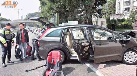 七親友車禍 三歲童命危 東方日報