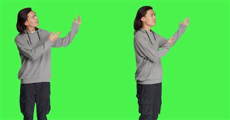 Un Asiatique Fait De La Publicité Devant La Caméra Photo Gratuite