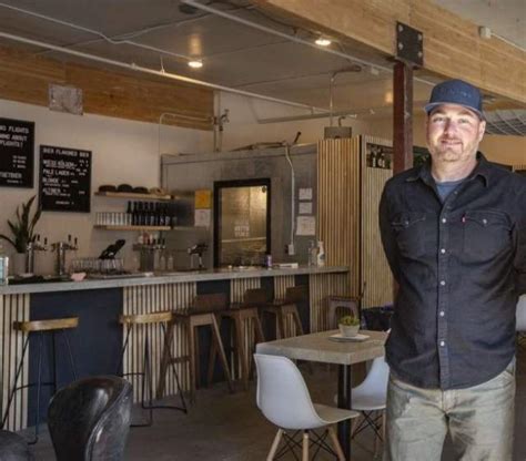 Small Town Stories Offset Bier