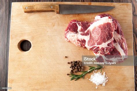 나무 판자에 로즈마리가있는 신선한 돼지 고기 꼭대기 전망 0명에 대한 스톡 사진 및 기타 이미지 0명 갈색 개체 그룹