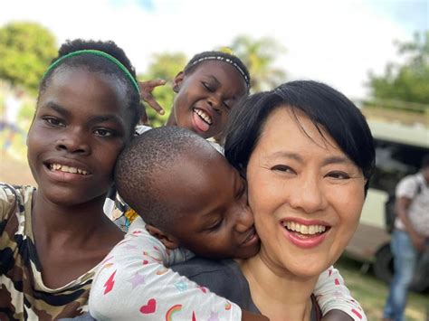 ‘죽음의 땅을 ‘거룩한 땅으로 무장 갱단도 손든 ‘마마리아의 힘
