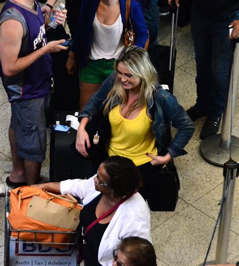 Ellen Roche é Cercada Por Fãs Ao Embarcar Em Aeroporto No Rio Quem