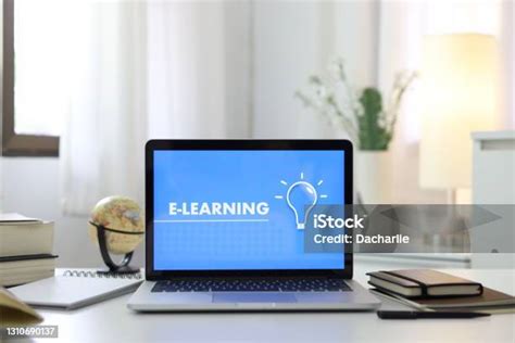 텍스트에 대한 커피 숍 카페 공간 앞 나무 테이블에 모의 빈 화면이노트북 제품 디스플레이 몽타주 기술 개념 0명에 대한 스톡