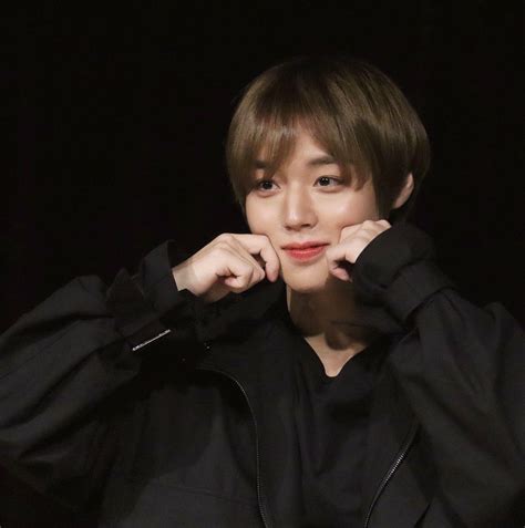 Épinglé par jihoonie sur park jihoon