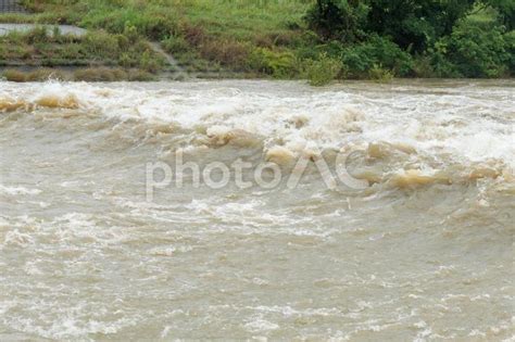 大雨の後の川の激流 No 26821890写真素材なら写真AC無料フリーダウンロードOK
