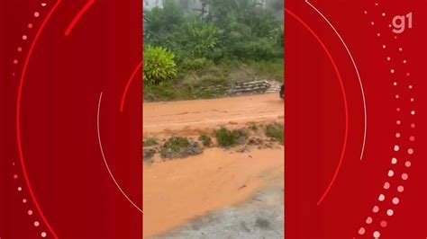 Vídeo Chuva forte alaga ruas e sirene é tocada para risco de deslizamentos em São Sebastião SP