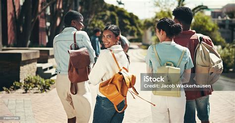 발달 교육 학생 친구들과 함께 야외에서 함께 걷거나 대학에서 공부하거나 공부합니다 뒤로 대학과 초상화 지식 또는 장학금을 위해 캠퍼스에서 학습자 그룹과 함께 어깨 너머로