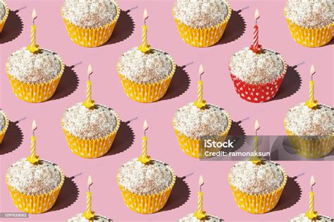 분홍색 배경 생일 인사말 카드에 불꽃이있는 종이 컵의 축제 컵 케이크의 매끄러운 패턴 촛불 조명 장비에 대한 스톡 사진 및 기타