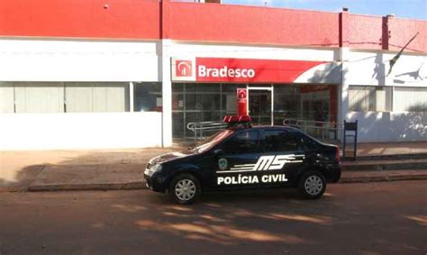 Bandidos quebram parede de agência bancária polícia é acionada e