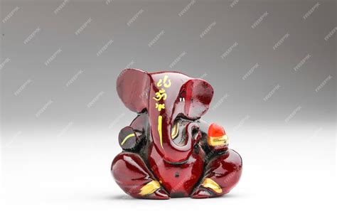 흰색 바탕에 주님 코끼리 조각 프리미엄 사진