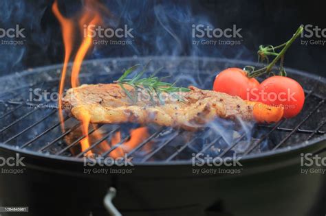 어두운 배경 음식 고기 또는 바베큐에 불꽃과 연기와 그릴에 로즈마리와 쇠고기 스테이크 덴버 콜로라도에 대한 스톡 사진 및 기타