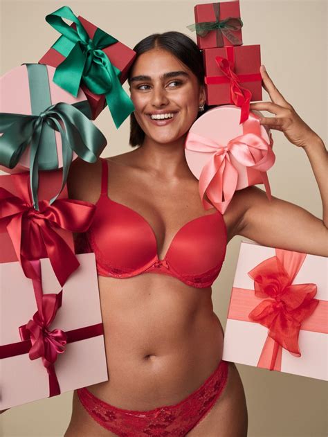 Bella Hadid Hailey Bieber Victorias Secret Holiday 2022 Campaign