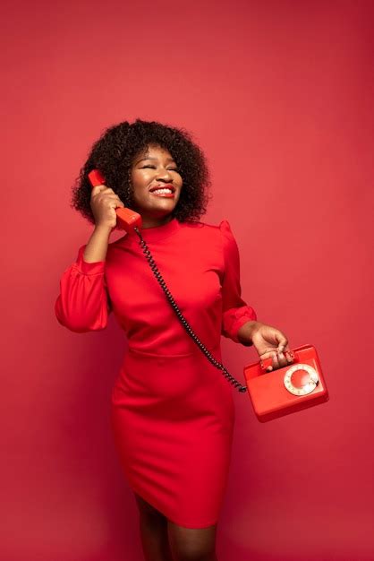 Retrato de uma jovem mulher bonita vestido vermelho Foto Grátis