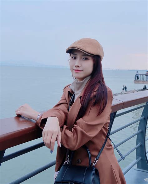 又来给大家谋福利啦！🥳 就在后天 1 月 8 日 晚上 8 点 Shopee 狂欢直播等你来！ ️ 这次的直播带来了两个我喜欢的品牌，直播期间