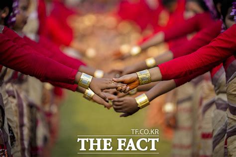 인도 세계 최다 인원 민속 공연 기네스 신기록 [tf사진관] 포토 기사 더팩트