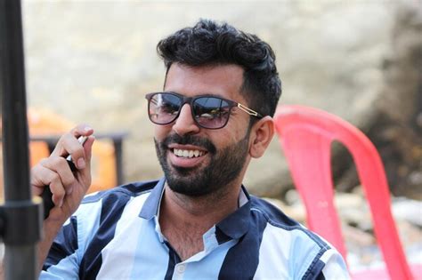 Premium Photo Smiling Young Man Wearing Sunglasses