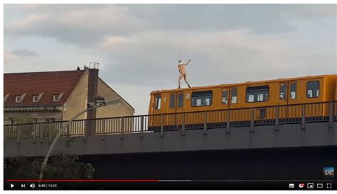 Nackt auf der U Bahn Ein lebensgefährlicher Kick