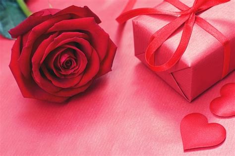 사랑 스러운 붉은 색 선물 상자 미니 레드 심장 그림와 아름 다운 장미 꽃 장식 달콤한 발렌타인 선물 개념 배경과 텍스처 발렌타인 복사 공간에 대 한 개념에 대한 스톡 사진