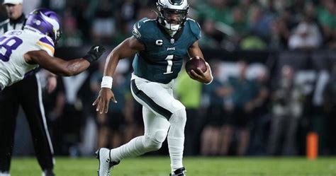 Jalen Hurts Runs For 2 Tds Throws For A Score Eagles Hold Off Fumble