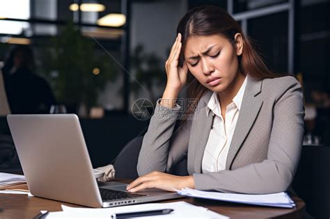 头疼难忍的年轻女士高清图片下载 正版图片600465450 摄图网