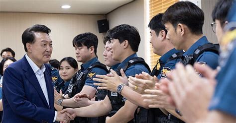 일선 경찰·소방관 만난 尹 제복 입은 영웅들 힘껏 지원할 것”