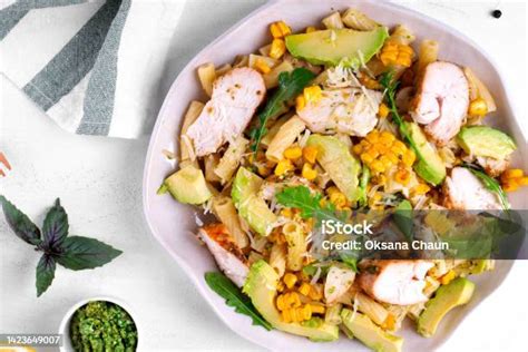 닭고기 아보카도 구운 옥수수 아루굴라 페스토 소스를 곁들인 파스타 샐러드 샐러드에 대한 스톡 사진 및 기타 이미지 샐러드 아루굴라 열 개념 Istock