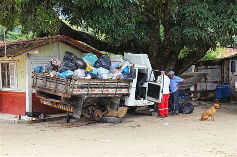 브라질의 Ilha Bella에서 쓰레기로 가득 찬 부서진 트럭 옆에 서 있는 남자들 2명에 대한 스톡 사진 및 기타 이미지 2명 가득 찬 가방 Istock