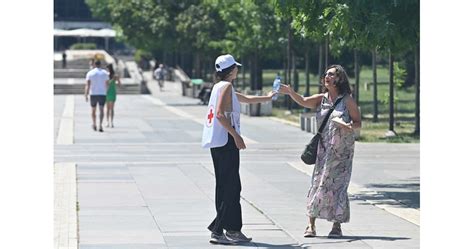 Жега в София доброволци раздаваха вода в центъра Видео снимки