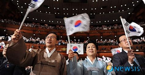 태극기 흔드는 이명박 대통령과 김윤옥 여사