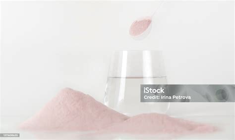 피부 재생을 위한 천연 딸기 콜라겐 단백질 파우더 공장 기반 가수분해 식품 첨가물의 개념 페이스 파우더에 대한 스톡 사진 및 기타 이미지 Istock