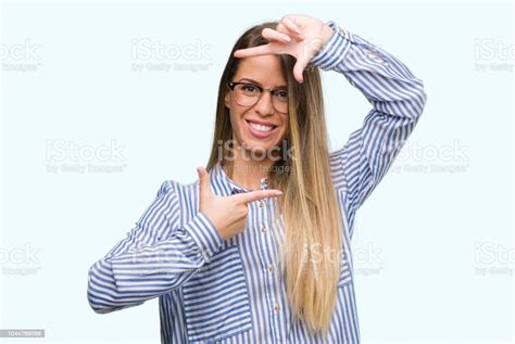 아름 다운 젊은 여자를 입고 우아한 셔츠와 웃 고 행복 한 얼굴로 손가락과 손으로 만드는 프레임 안경 창의력과 사진 개념입니다 가냘픈에 대한 스톡 사진 및 기타 이미지