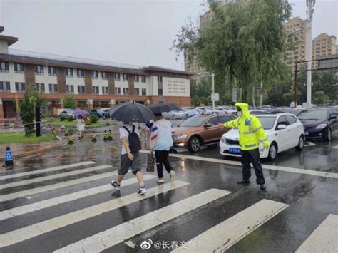 重磅行动 暴雨来袭，全省交警坚守岗位疏堵保畅澎湃号·政务澎湃新闻 The Paper