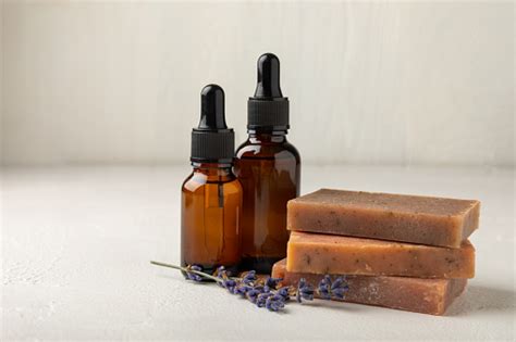 질감 배경에 피펫이 있는 유리병에 담긴 라벤더 에센셜 오일 향기로운 기름이 든 병 복사 공간이 있는 에센셜 오일 모형 플랫 Layserum클로즈업 0명에 대한 스톡 사진 및