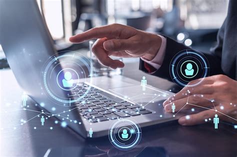 인사 전문가의 손이 채용 과정에서 국제 네트워크를 구축할 최고의 후보자를 찾기 위해 인터넷에서 키보드를 입력하고 있습니다 공식적인 마모 소셜 미디어 홀로그램 아이콘