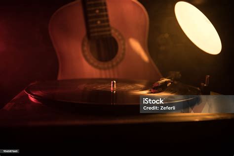 빈티지 비닐 레코드 오렌지 화재 연기와 배경에 플레이어와 어쿠스틱 기타 연주입니다 블루스 개념입니다 장난감 자동차 0명에 대한 스톡 사진 및 기타 이미지 Istock