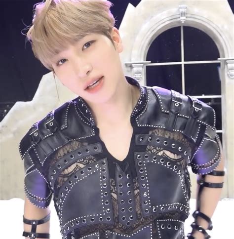 ㅇㅅㄷ On Twitter 스타일리스트분들 상연이한테 꾸준히 앞판이고 뒷판이고 전혀 개의치않는 시스루로만 입히시는 거 너무