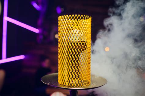 어두운 배경 흡연에 Hookah의 손에 빨간 뜨거운 석탄과 Hookah의 그릇 0명에 대한 스톡 사진 및 기타 이미지 0명