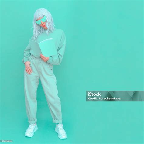 아쿠아 는 패션 트렌드를 Menthe 소녀 최소한의 미학 흑백 색상 디자인 가발에 대한 스톡 사진 및 기타 이미지 가발 귀여운 꽃 식물 Istock