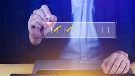 사업가 진드기 문서 승인 프로젝트 수락 및 품질 보증 개념에 대한 올바른 기호 표시 평가 설문지 평가 온라인 설문 조사 온라인 시험 체크리스트 고급에 대한 스톡 사진 및