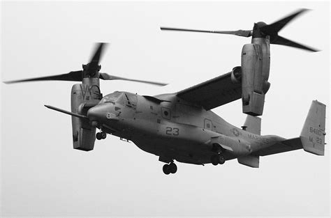 V 22オスプレイの航空機は、大西洋のussバターンに乗って着陸する準備をします。ポスター Ba