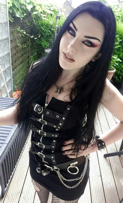 Pin By Adam Senecki On Girls 1 Dark And Wild Gothic Girls Goth Beauty