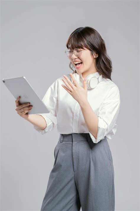 영상 통화에 참여한 쾌활한 젊은 여성 · 무료 스톡 사진