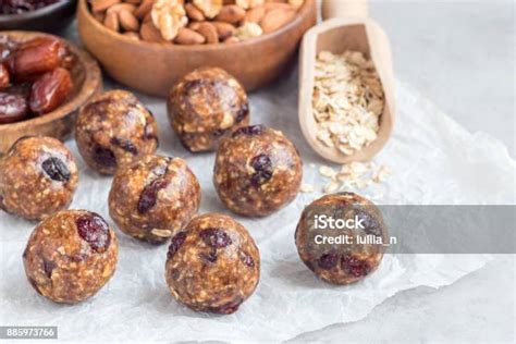 크랜베리 견과류 날짜와 양피지 수평에 압 연된 귀리와 건강 한 에너지 볼 공간 복사 0명에 대한 스톡 사진 및 기타 이미지 0명 공 스포츠 장비 그래놀라 Istock
