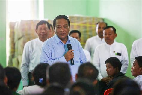 မိုခါမုန်တိုင်းဒဏ်သင့် ရခိုင်ပြည်နယ်မှ ပြည်သူများထံ Usdp ဥက္ကဋ္ဌ ဦးခင်ရီ သွားရောက် ကူညီထောက်ပံ့