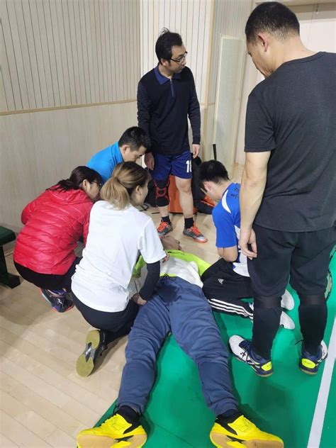 险！55岁男子打球后突然心脏骤停，幸好身边这群人救了他的命！ 搜狐大视野 搜狐新闻