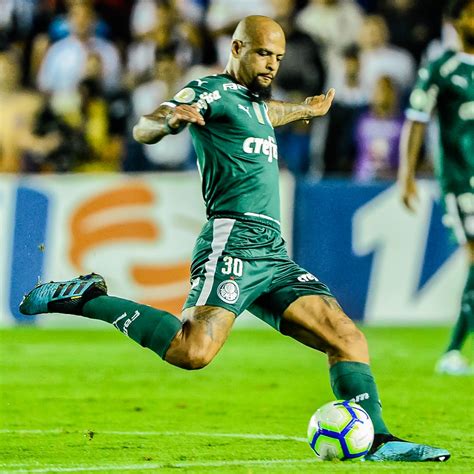 Felipe Melo do Palmeiras faz gestos obscenos após provocação de