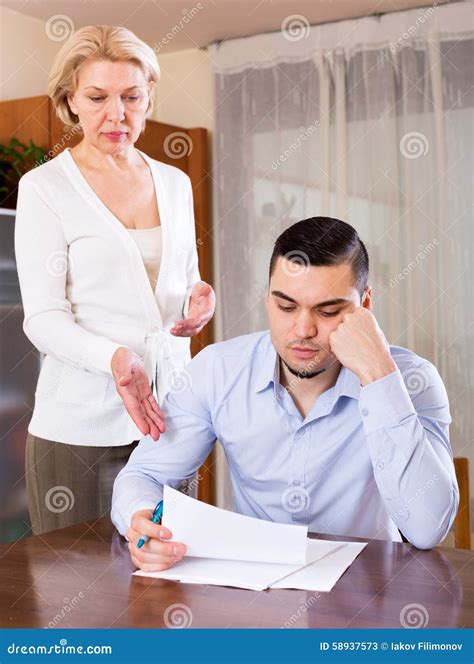 Mujer Madura Y Novio Joven Imagen De Archivo Imagen De Ocasional