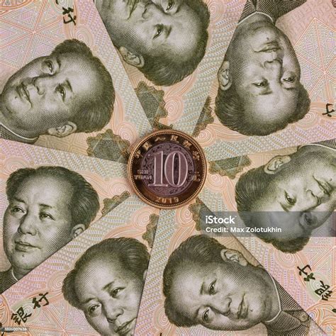 마오쩌둥 주석의 초상화가 새어 1위안 지폐 조각으로 둘러싸인 10위안 동전 0명에 대한 스톡 사진 및 기타 이미지 0명