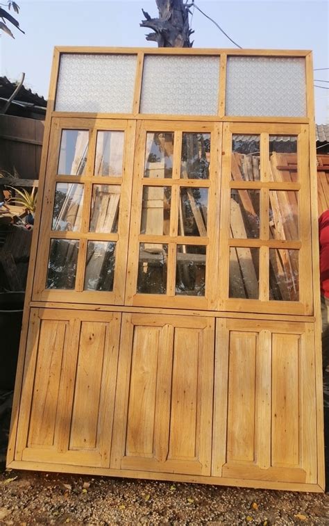 หน้าต่างกระจกทรงสูงไม้สัก 2 สเต็ป สามารถเปิดได้ทั้งด้านบนและด้านล่าง มีคอกระจกบน ชุด3บาน บานเปิด