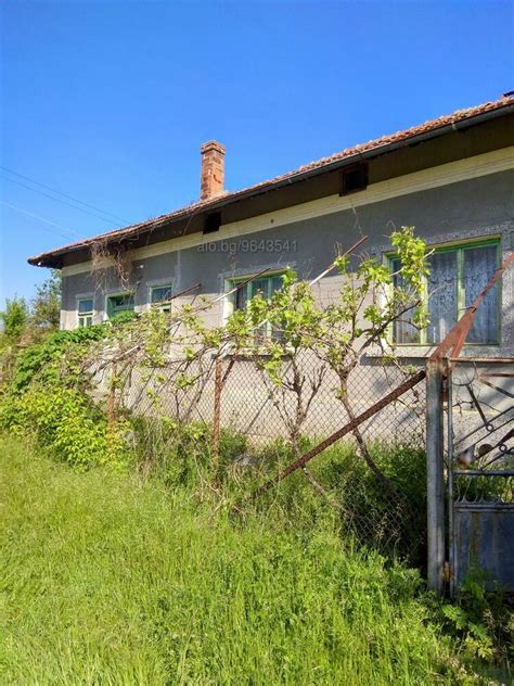 Продавам имот Едноетажна къща 100 кв м РЗП 880 кв м двор Къщи Вили Попина Продавам къ